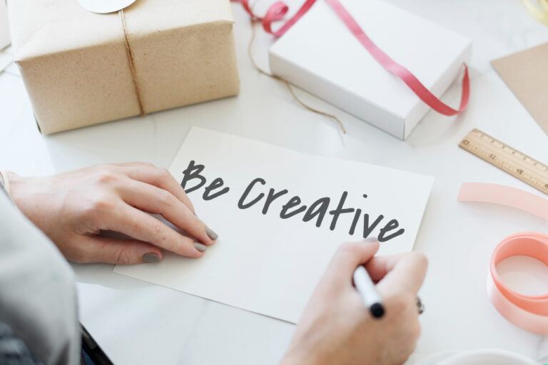 Tagline adalah: Definisi, Jenis, dan Contoh Tagline Menarik - Biteship